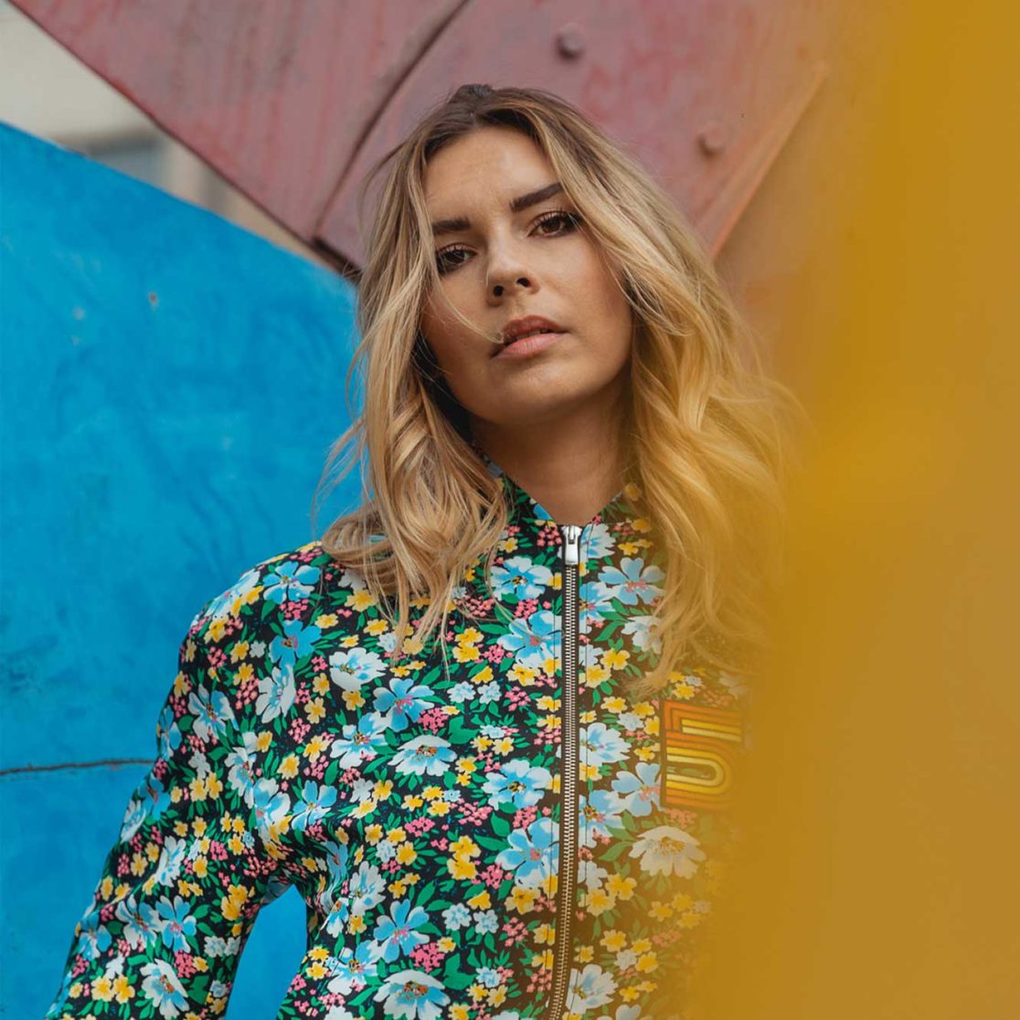 Sara Costa, l’artiste féminine accomplie de la French Touch, dévoile ...