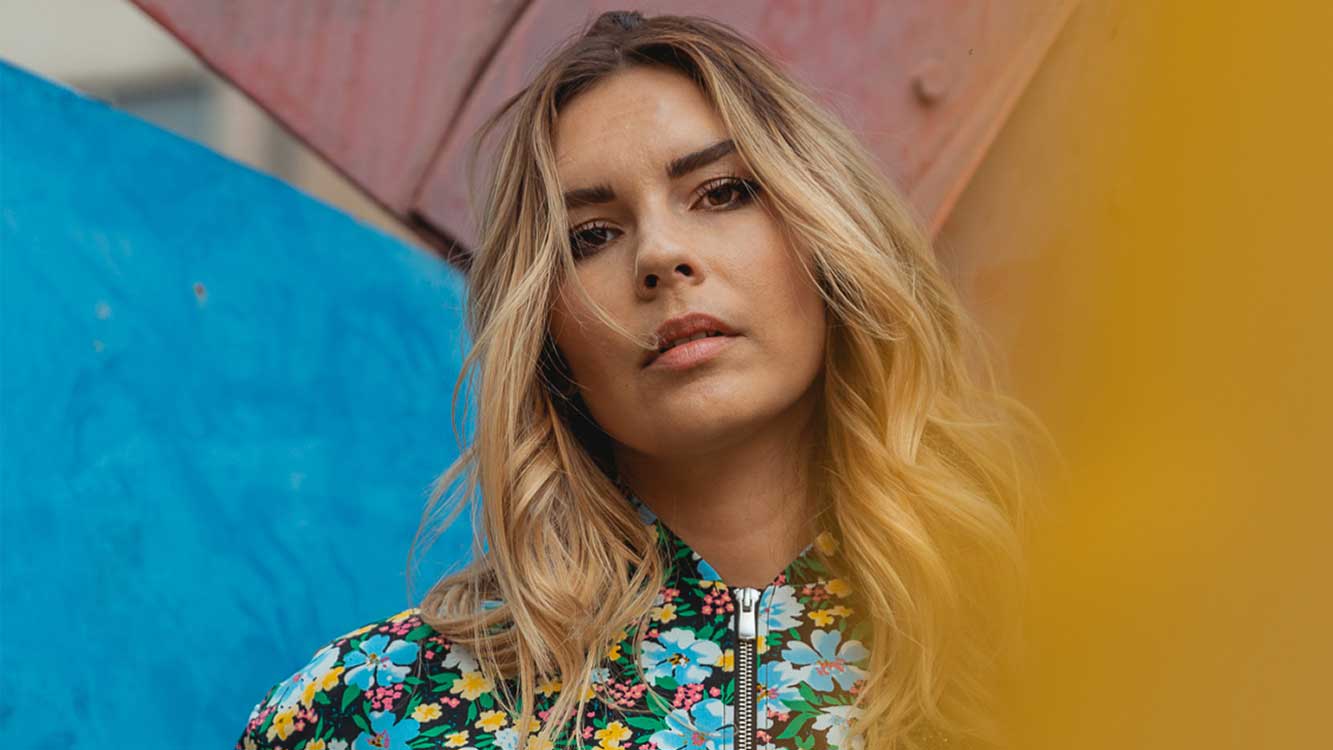 Sara Costa, l’artiste féminine accomplie de la French Touch, dévoile ...