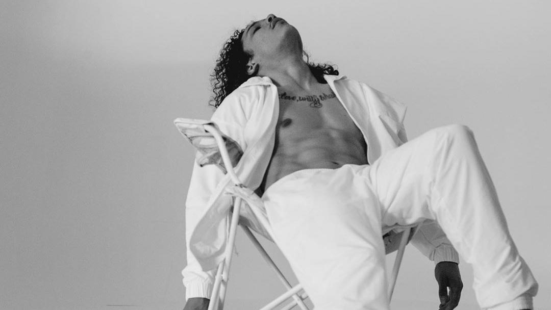 Crisologo et Emma Peters performent à nouveau sur une cover de "Angela ...